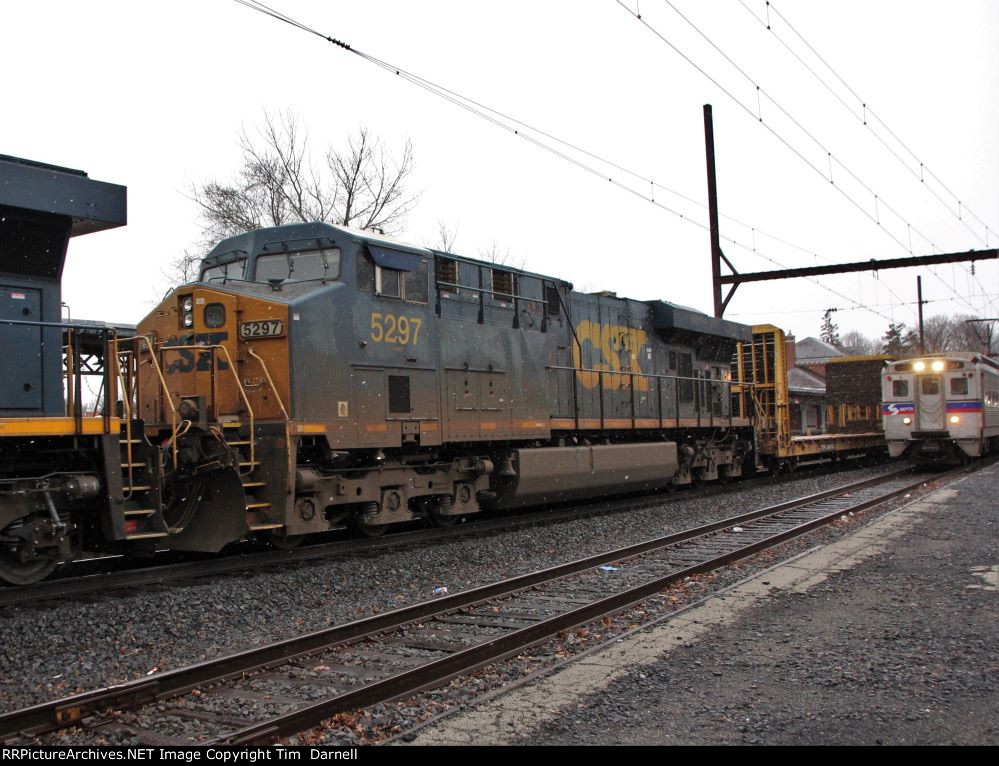 CSX 5297 on Q410